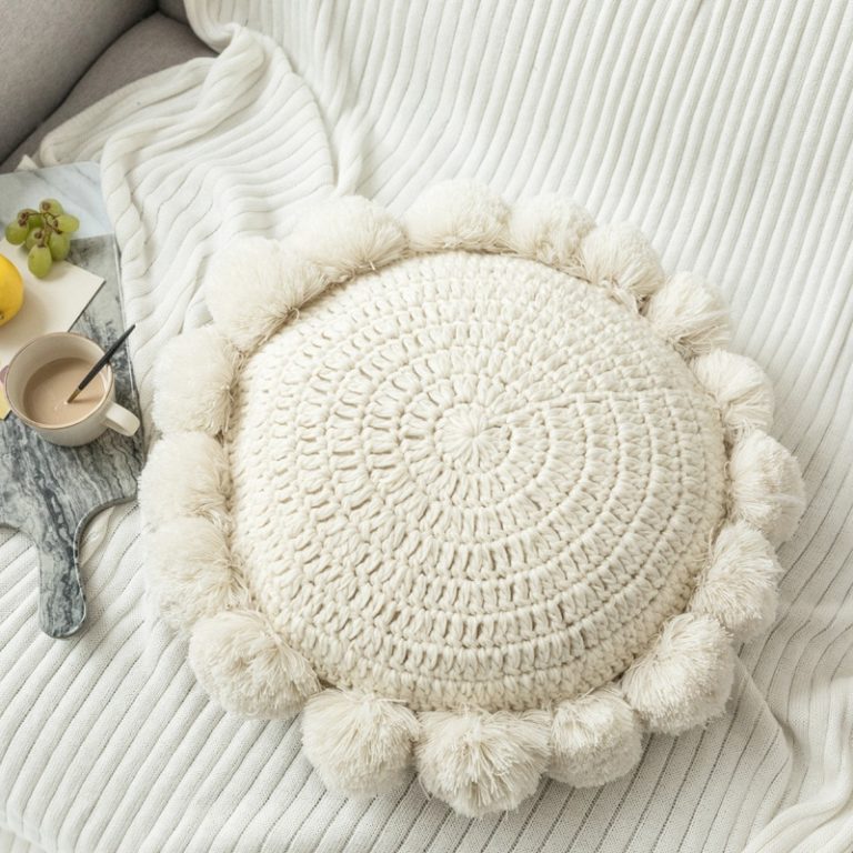 Coussin rond tricot et pompons • Moment Cocooning